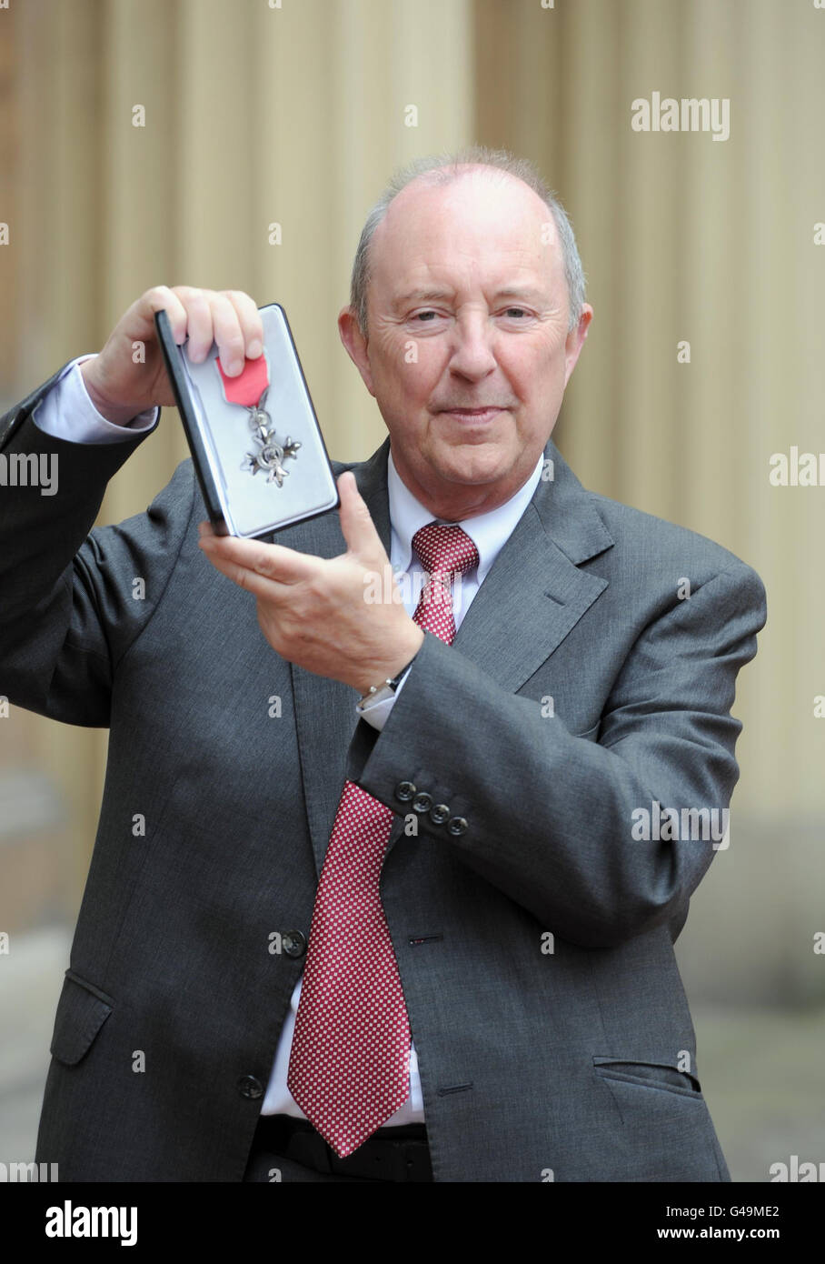 Clive Stone posiert im Viereck des Buckingham Palace, London, nachdem ...