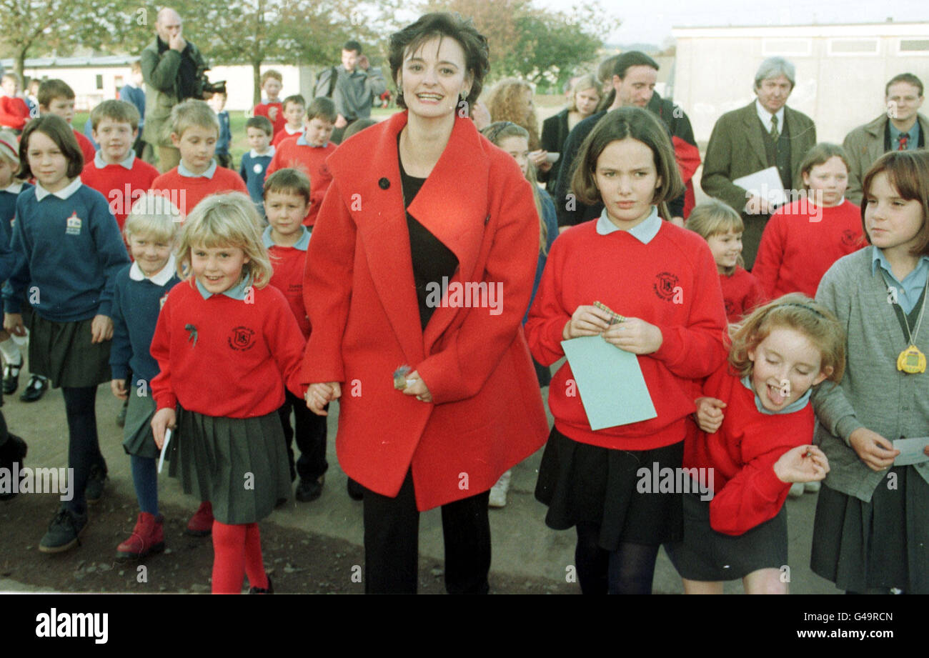 Frau des Premierministers Cherie Blair hält die Hand des sechs Jahre ...