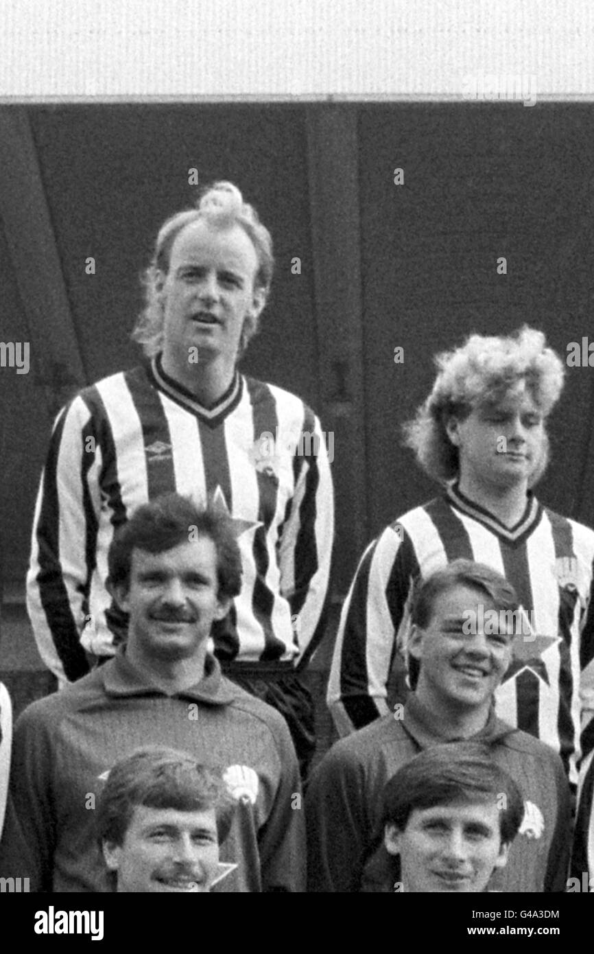 George Reilly (oben links) neben einem jungen Paul Gascoigne in der ...