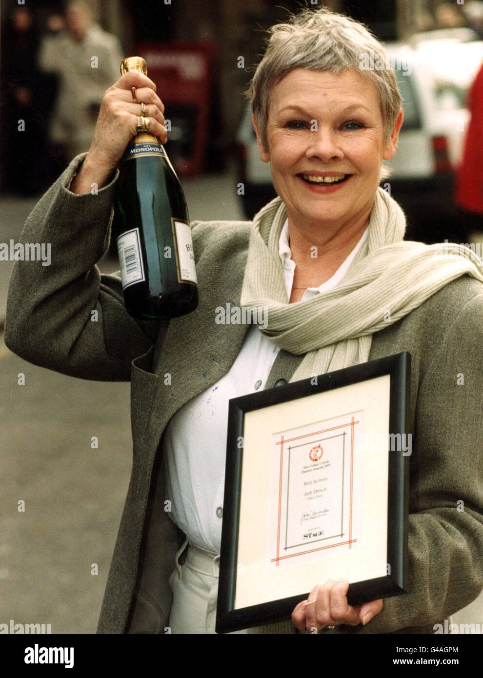 PA NEWS PHOTO 12/2/98 DAME JUDI DENCH WURDE BEI DEN LONDON THEATRE ...