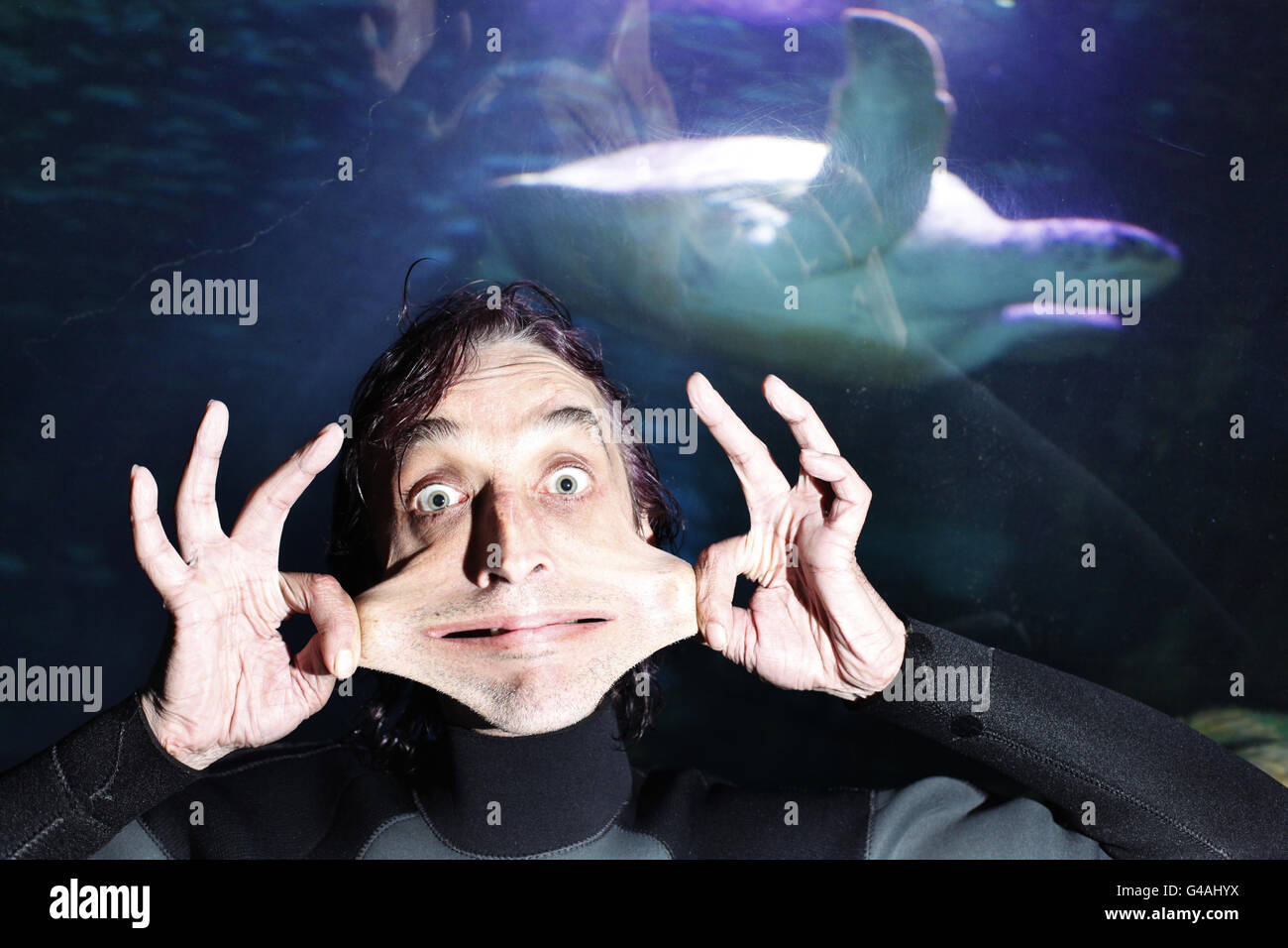 Garry 'Stretch' Turner vom Circus of Horrors im Ocean Tank, Sea Life ...