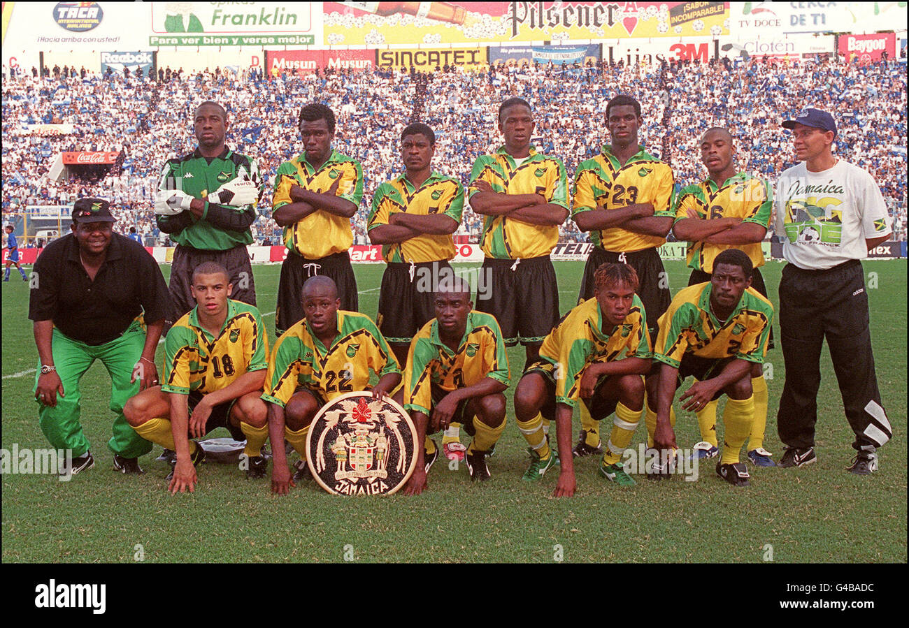 Welt Cup 1998 AFP PHOTO Jamaika (L-R stehend) Warren Barrett, Theodore ...