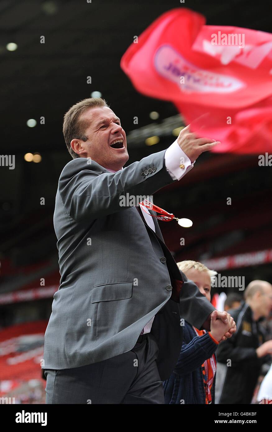 Stevenage manager graham westley feiert aufstieg nach dem schlusspfiff ...