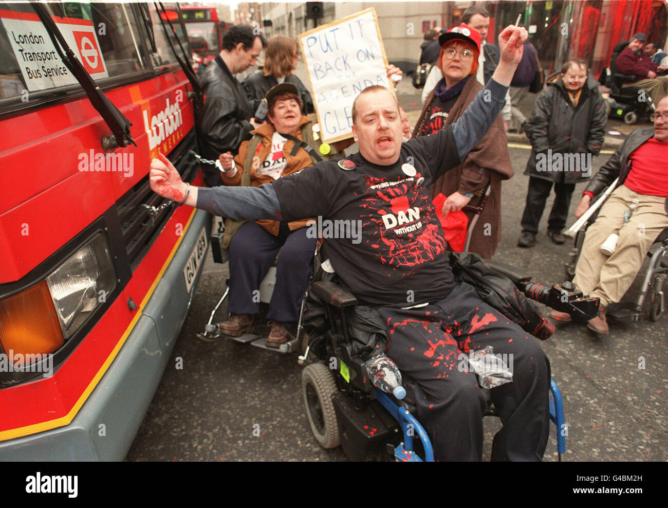 Behinderte Demonstranten des Direct Action Network (DAN) fesseln sich ...