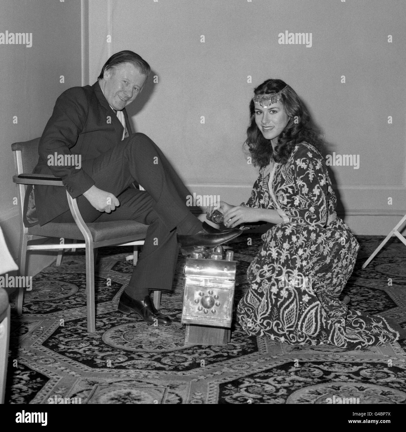 Miss Turkey, Funda Aydogdu, putzt Eric Morleys Schuhe. Herr Morley und ...