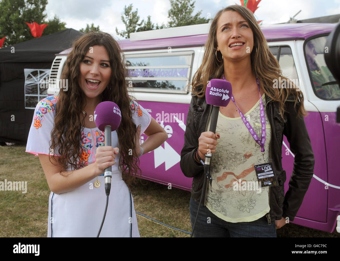 Eliza Doolittle wird von Sarah Champion für Absolute Radio am ersten ...