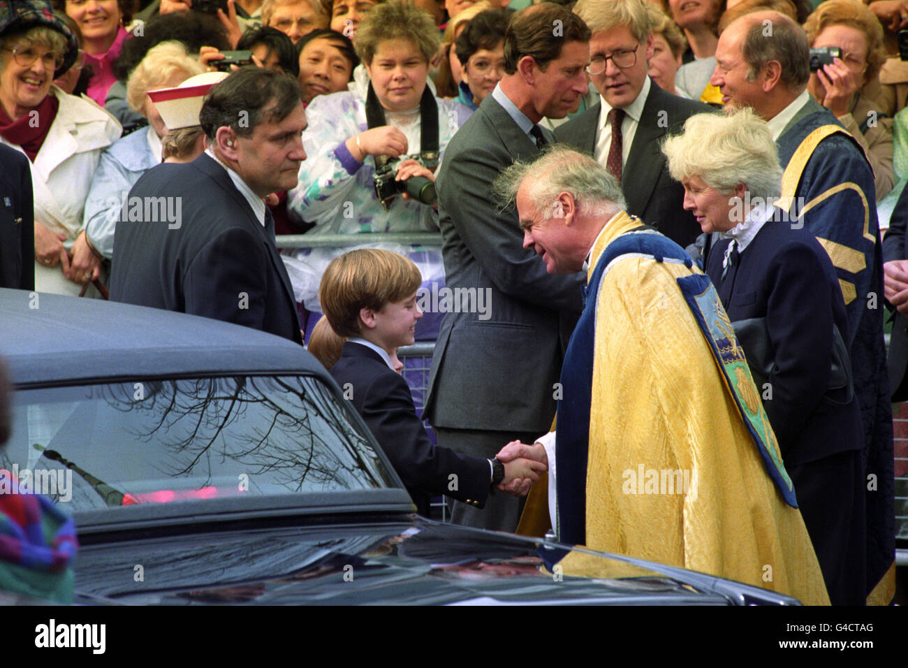 Als er mit seinen eltern und prinz harry ankam -Fotos und -Bildmaterial ...