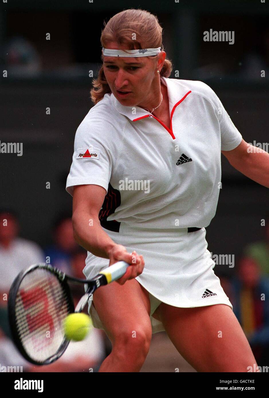 Die ehemalige Wimbledon-Damenmeisterin Steffi Graf auf dem Weg zu einem ...