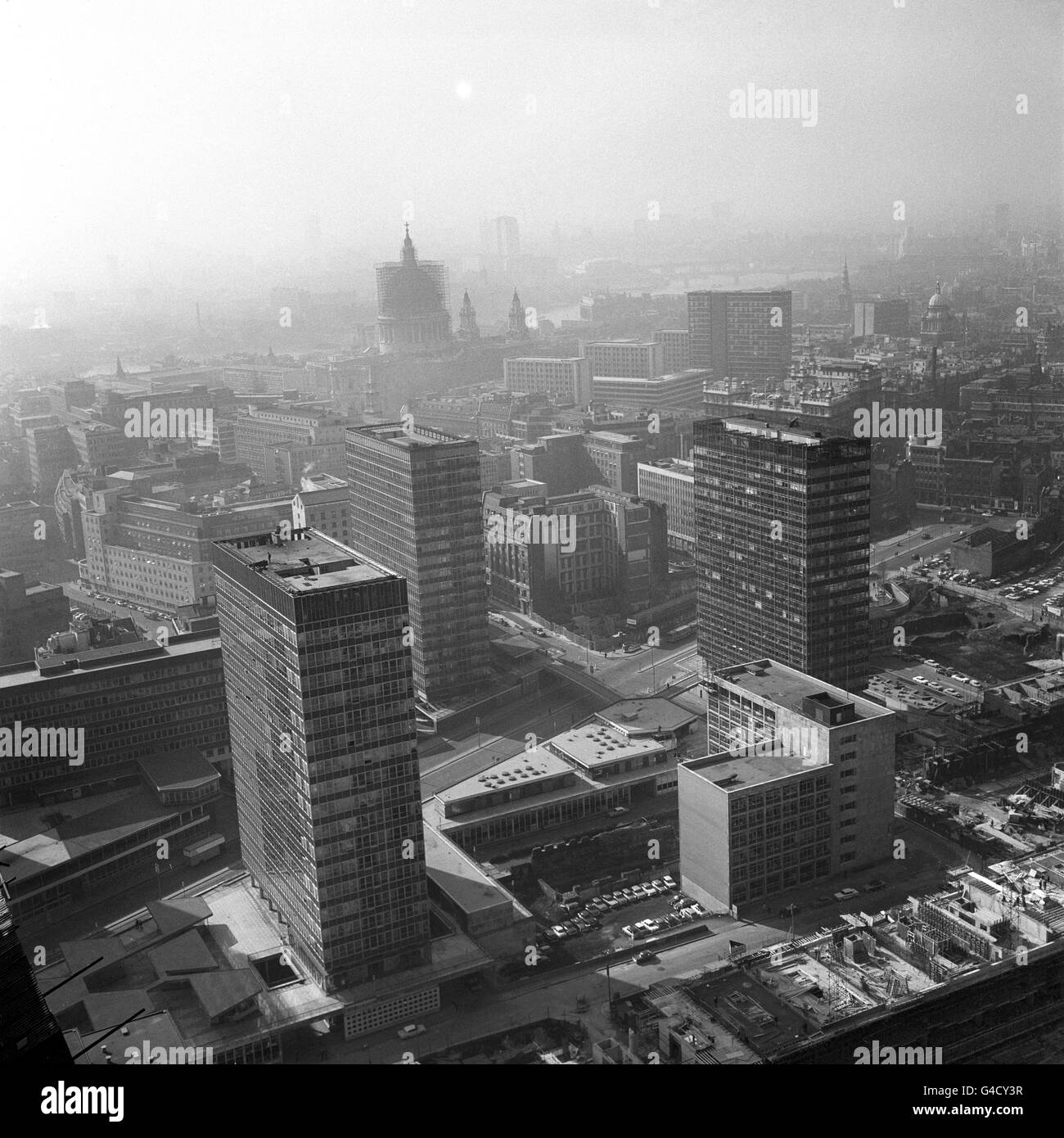 Gebäude und Sehenswürdigkeiten - Skyline von London. Der Blick auf die ...