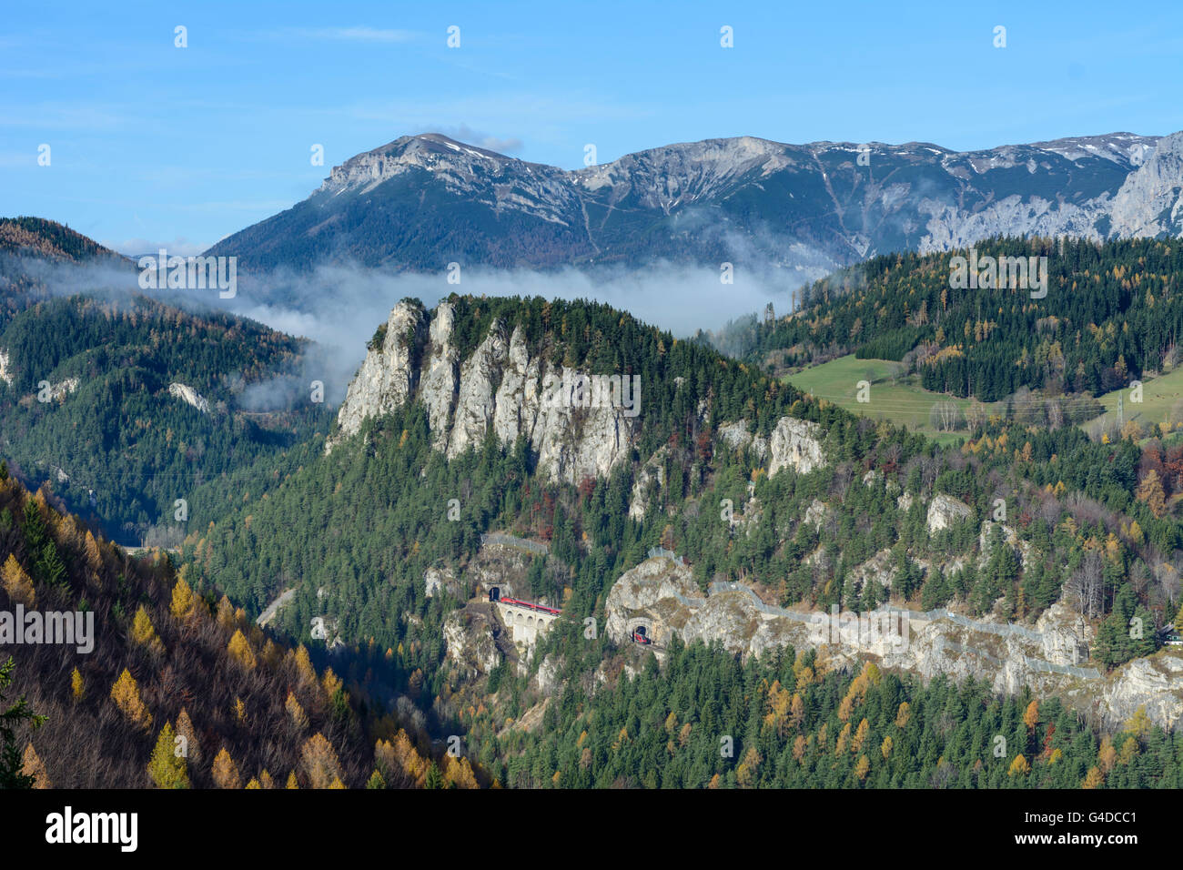 Semmeringbahn und die Polleroswand, im Hintergrund der Rax, Österreich ...