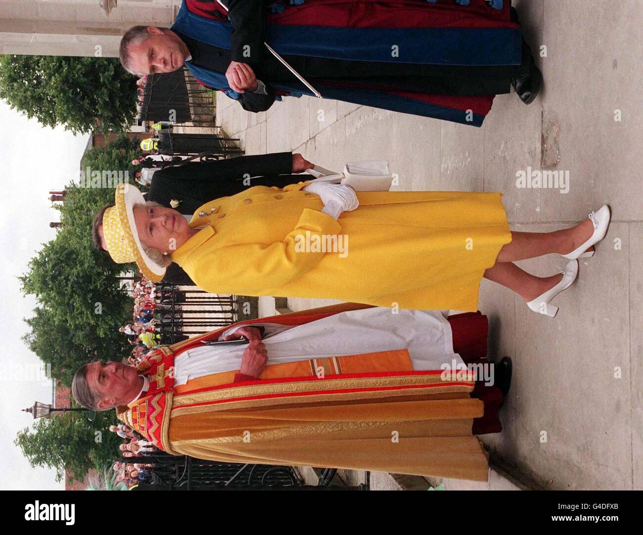 Ihre Majestät die Königin kommt heute (Samstag) zur Hochzeit von ...