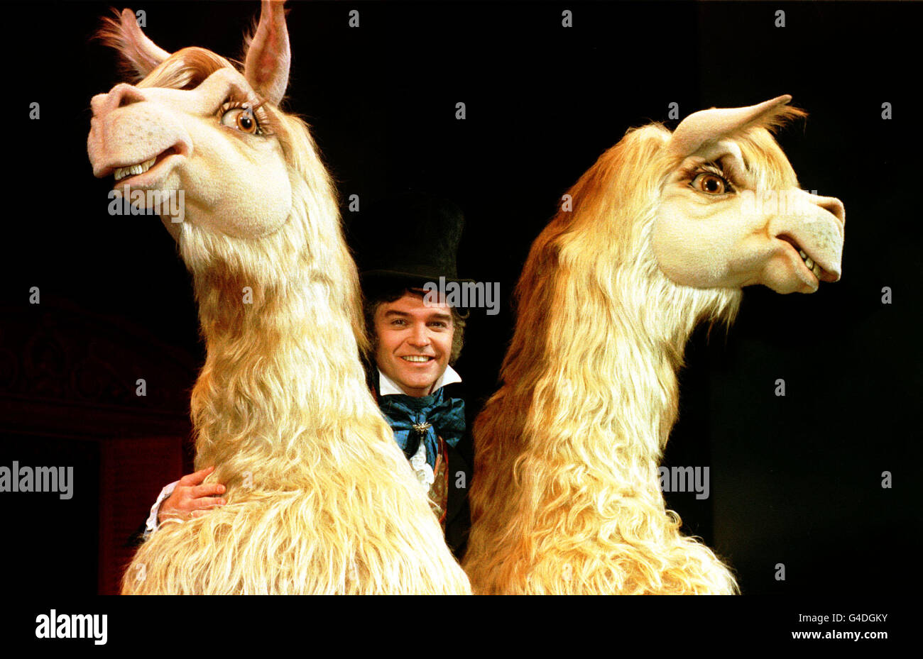 PA NEWS PHOTO 7/98 DAS FABELWESEN 'PUSHMI-PULLYU' AUF DER BÜHNE MIT ...