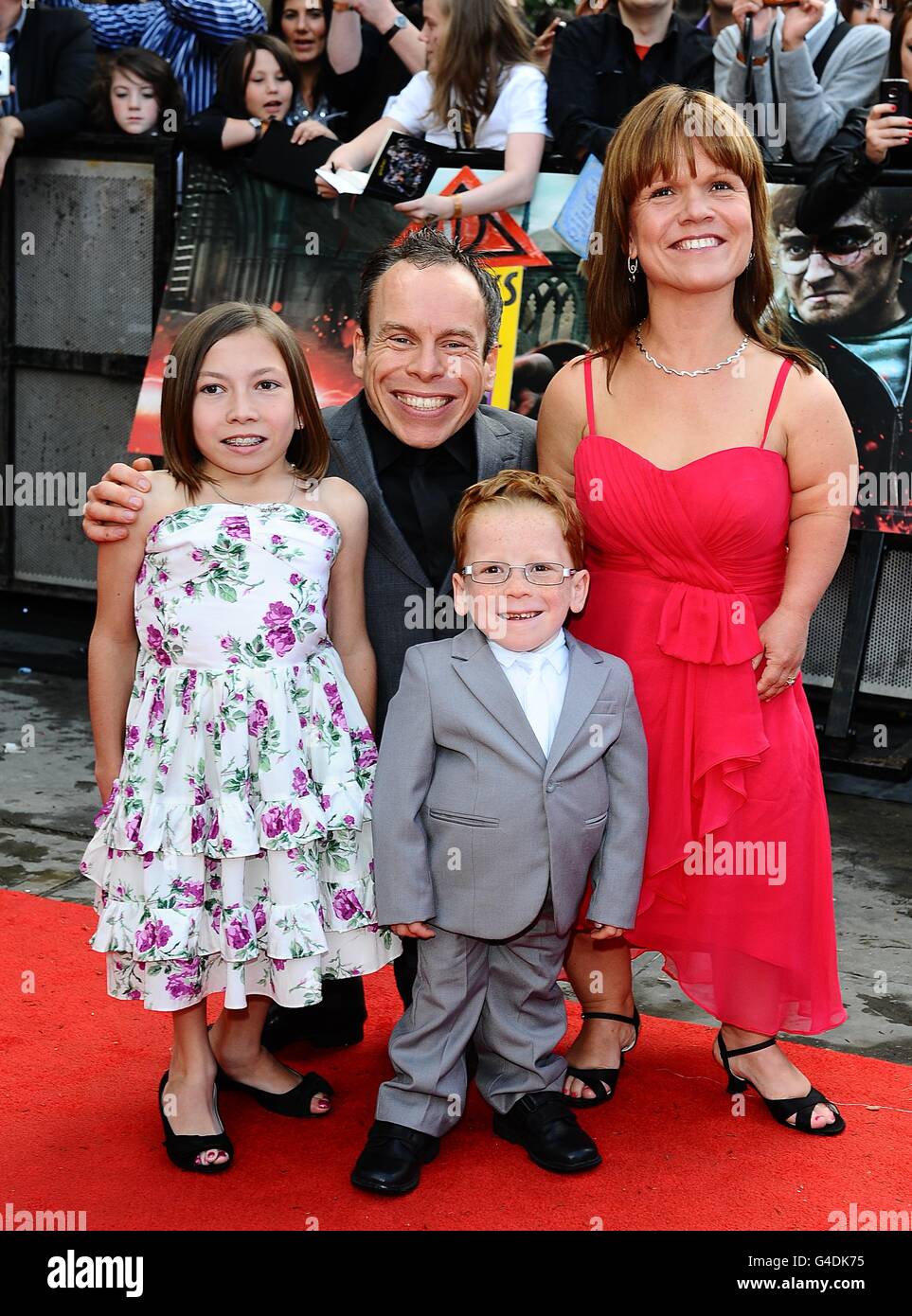 Warwick Davis mit Frau Samantha und Kindern Annabel und Harrison bei ...
