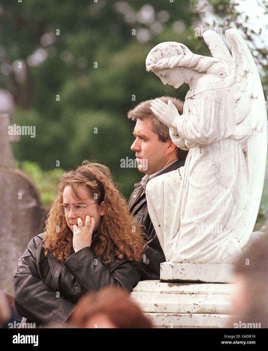 Trauernde beobachten die Särge von James Barker und Sean McLoughlin ...