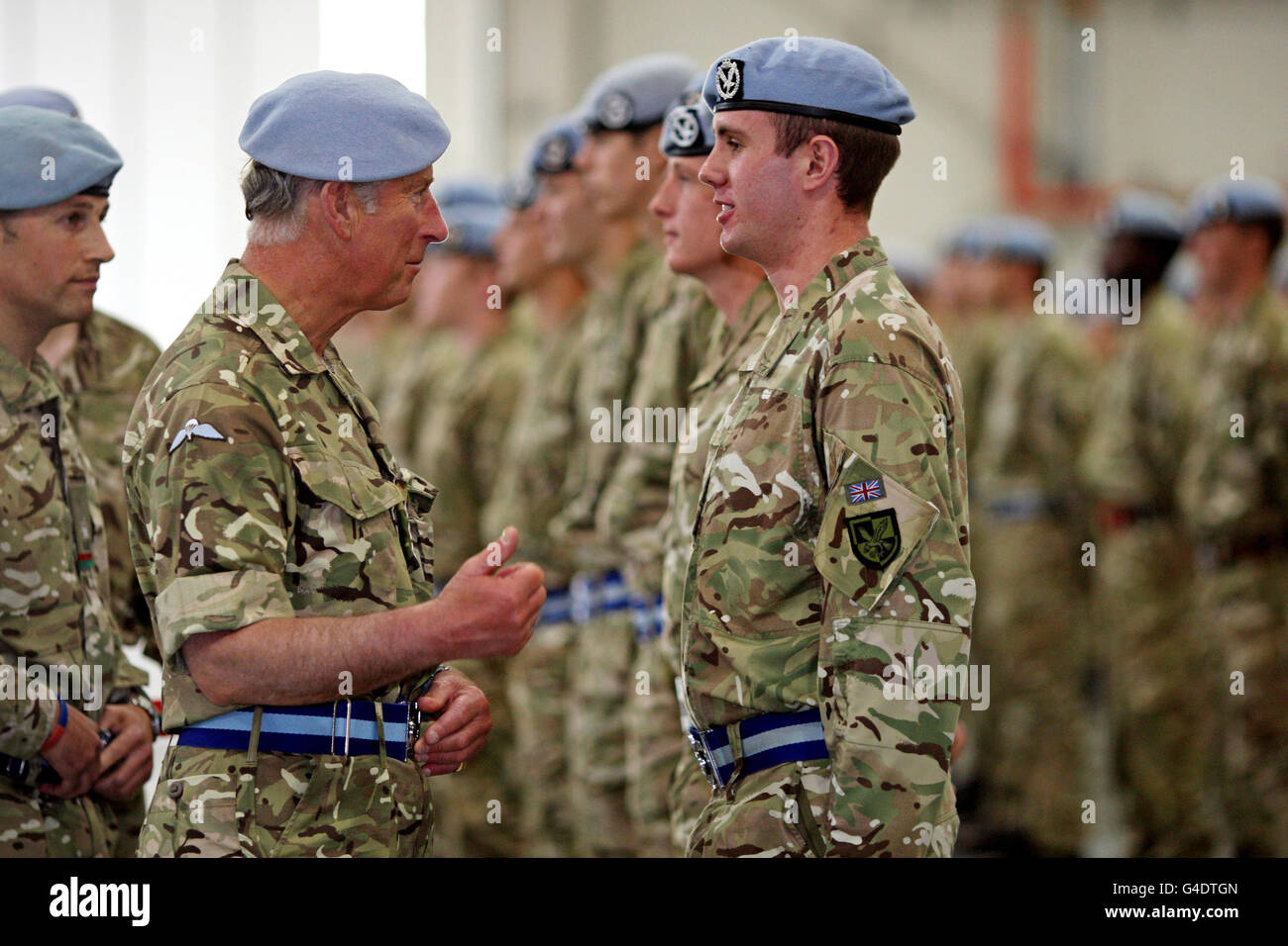 Der Prinz von Wales überreicht Soldaten des 4. Regiment Army Air Corps ...
