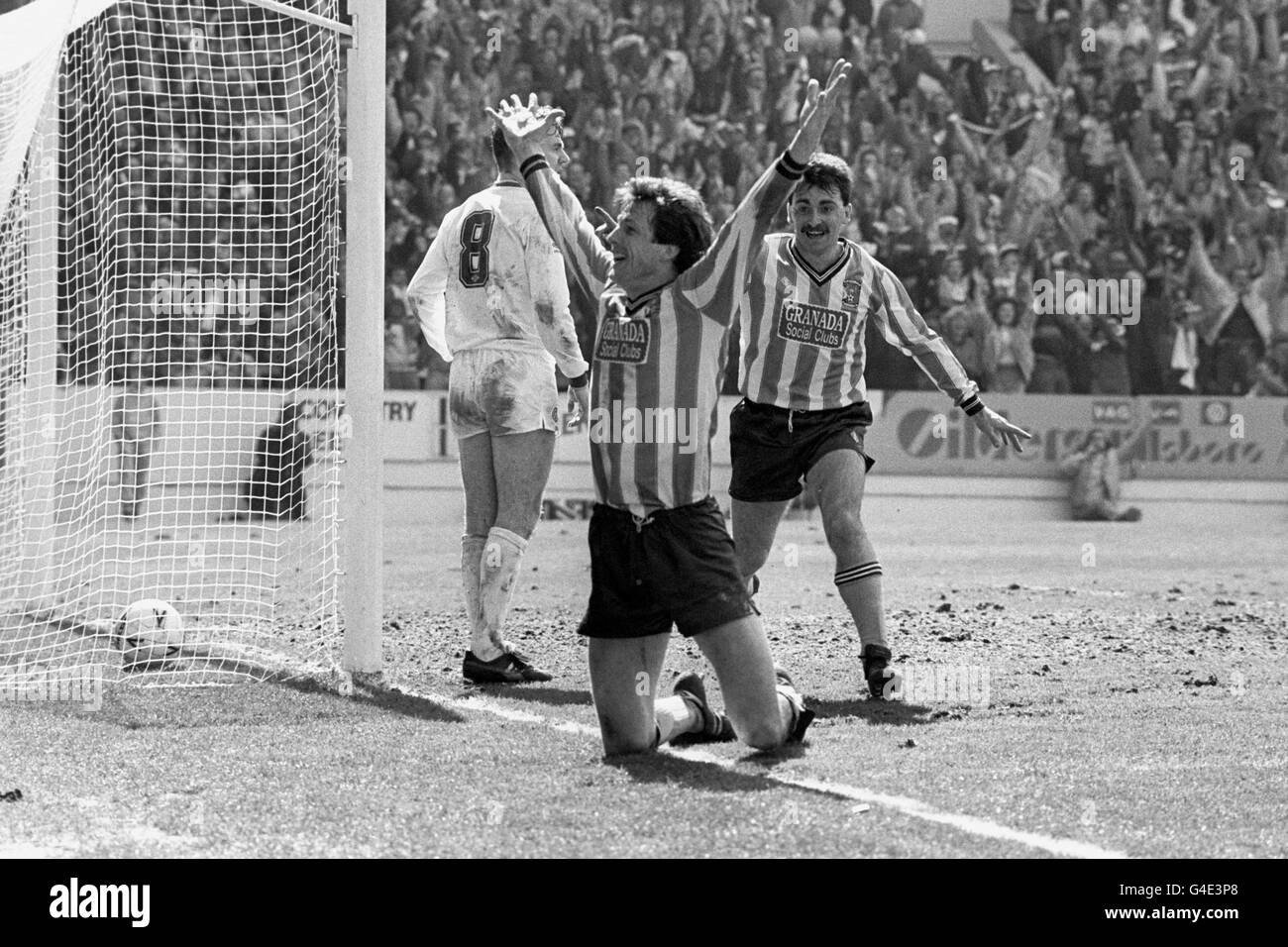 Coventry citys keith houchen feiert nach dem tor mit micky gynn -Fotos ...