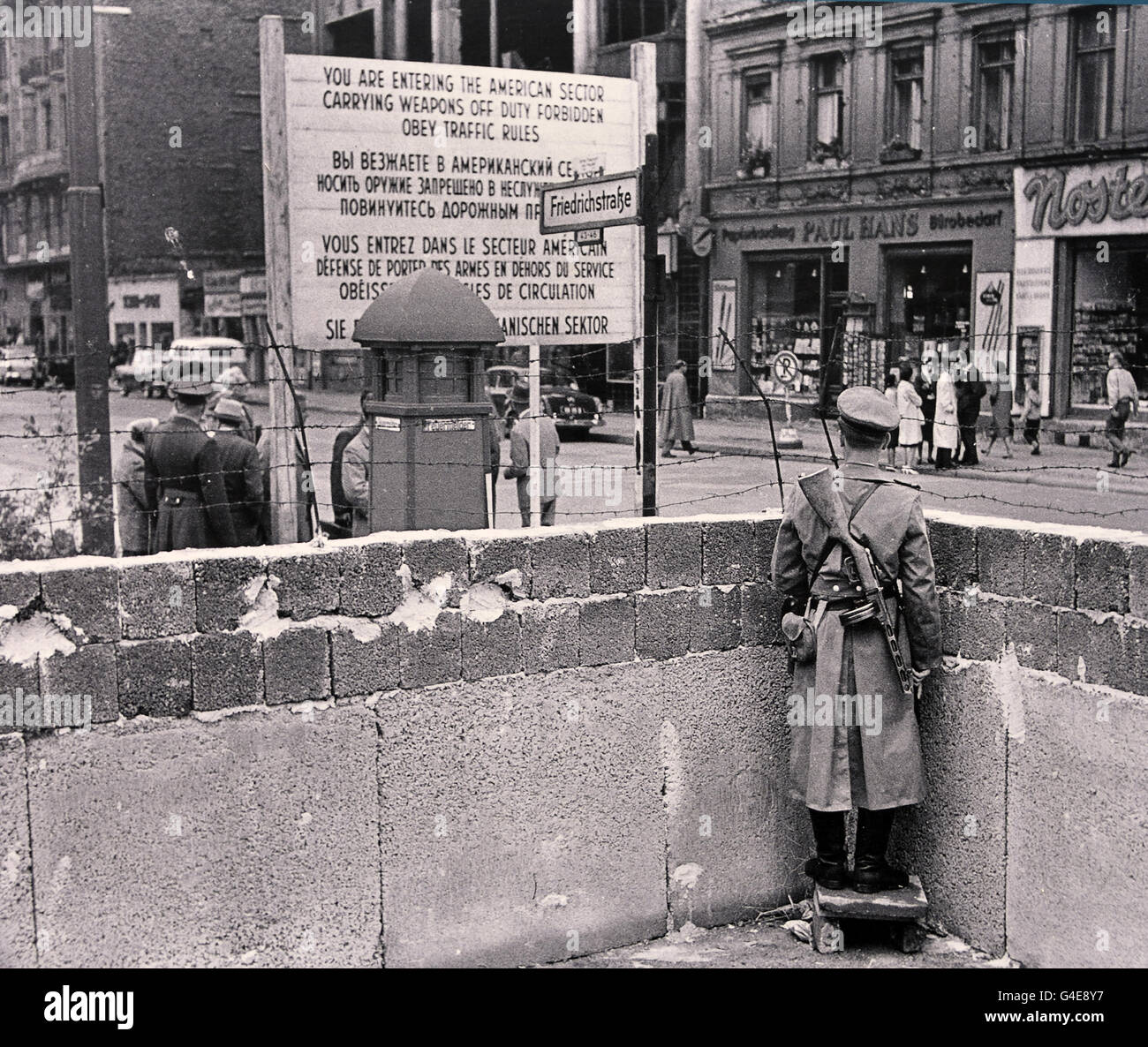 Checkpoint Charlie (Checkpoint C) Friedrichstraße war der bekannteste ...