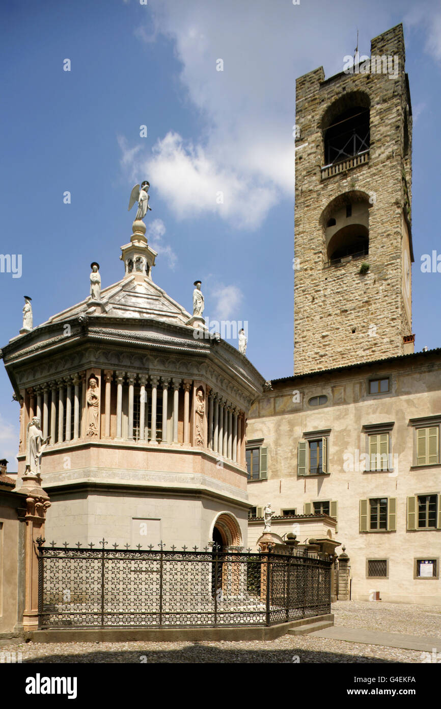 Das achteckige Baptisterium oder Taufkapelle, Piazza Duomo, Bergamo Alta, Italien, mit der ...
