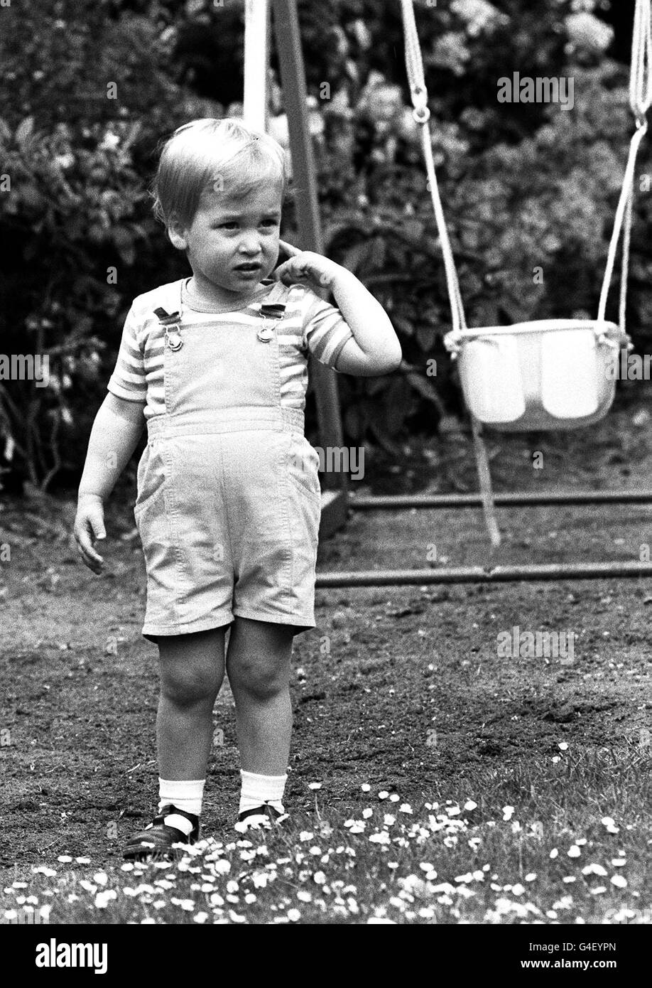 PA-News 06.12.84 Prinz William im Garten im Kensington Palace, London ...