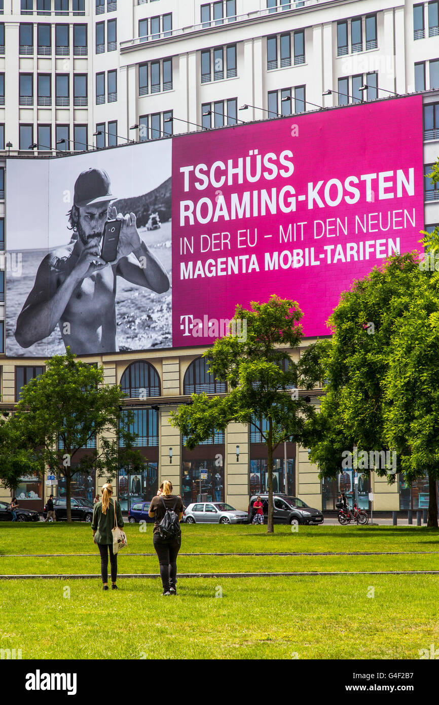 Werbung der Telekom, auf ein großes Plakat am Leipziger Platz in Berlin ...