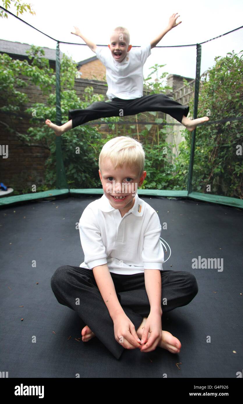 Die sieben Jahre alten Zwillinge Jack (sitzend) und Thomas Milmine aus ...