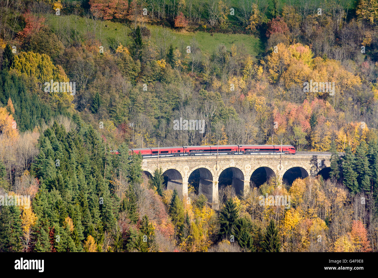 Semmeringbahn mit ÖBB Zug auf Wagnergraben Viadukt im Wald im Herbst ...