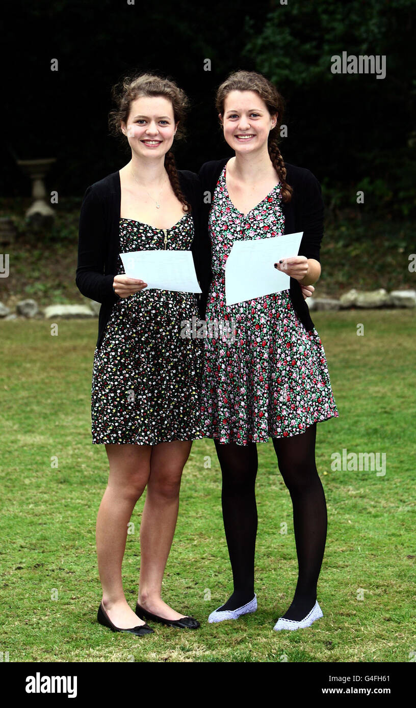 Die 18-jährigen Zwillinge Fiona (links) und Emily Walport erhalten ihre ...