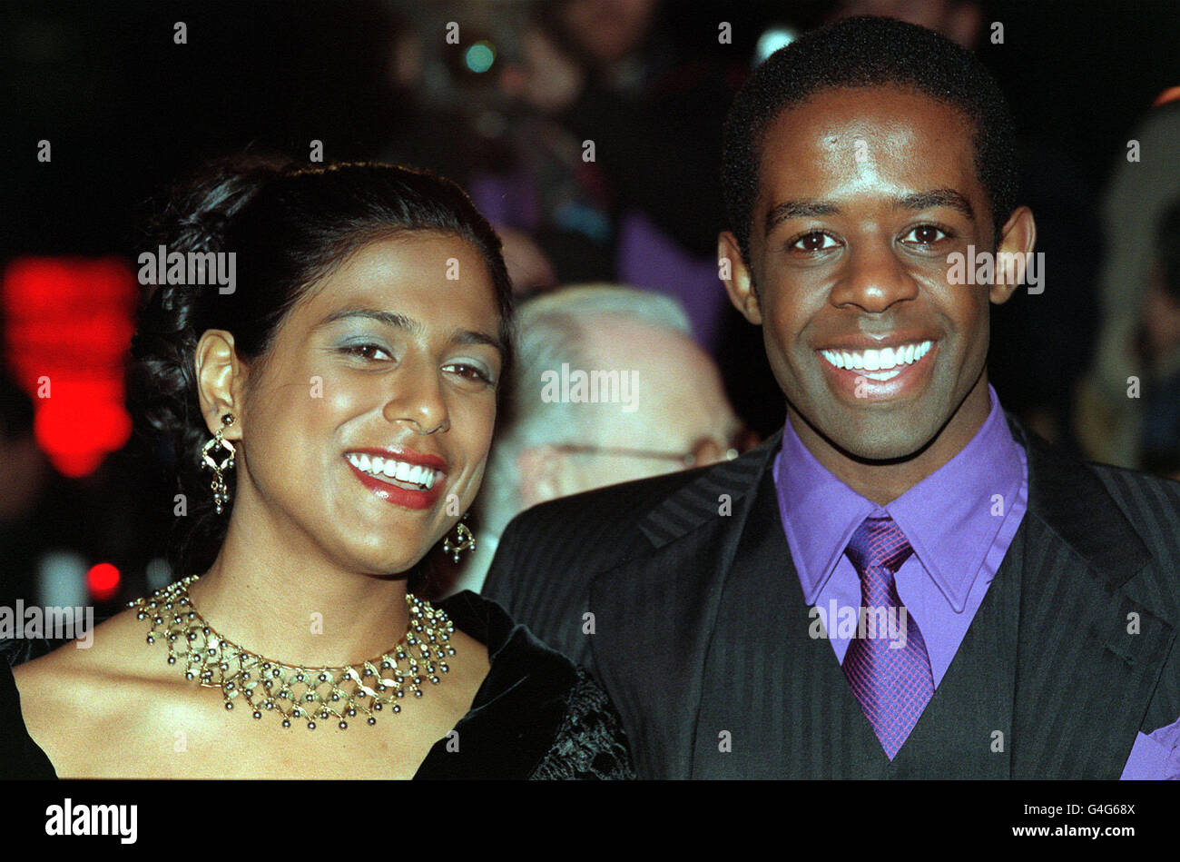 PA NEWS 29/10/98 DER SCHAUSPIELER ADRIAN LESTER KOMMT MIT SEINER FRAU ...