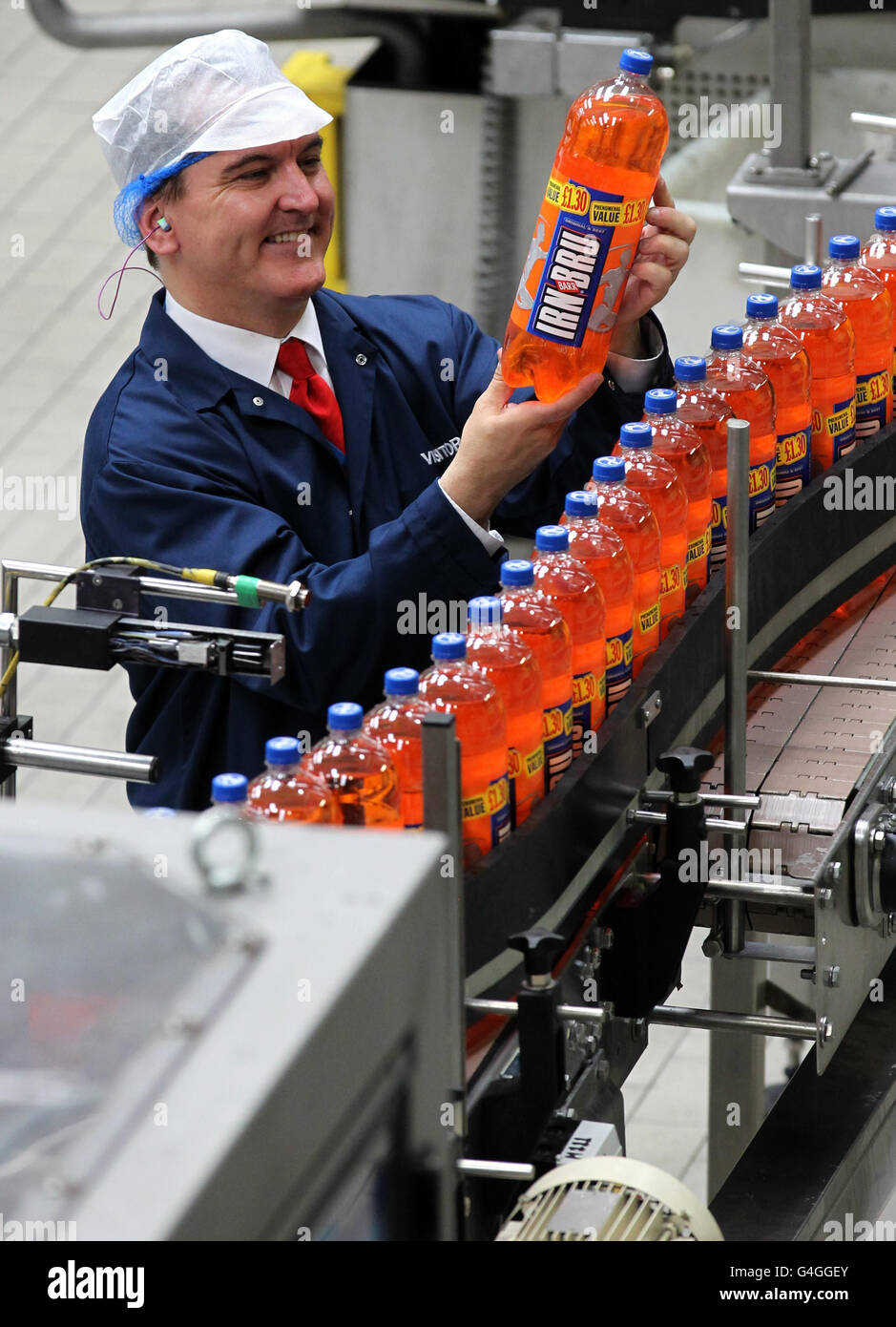 Mark Jephcott sieht in der Produktionshalle von AG Barr's Irn-Brufabrik ...