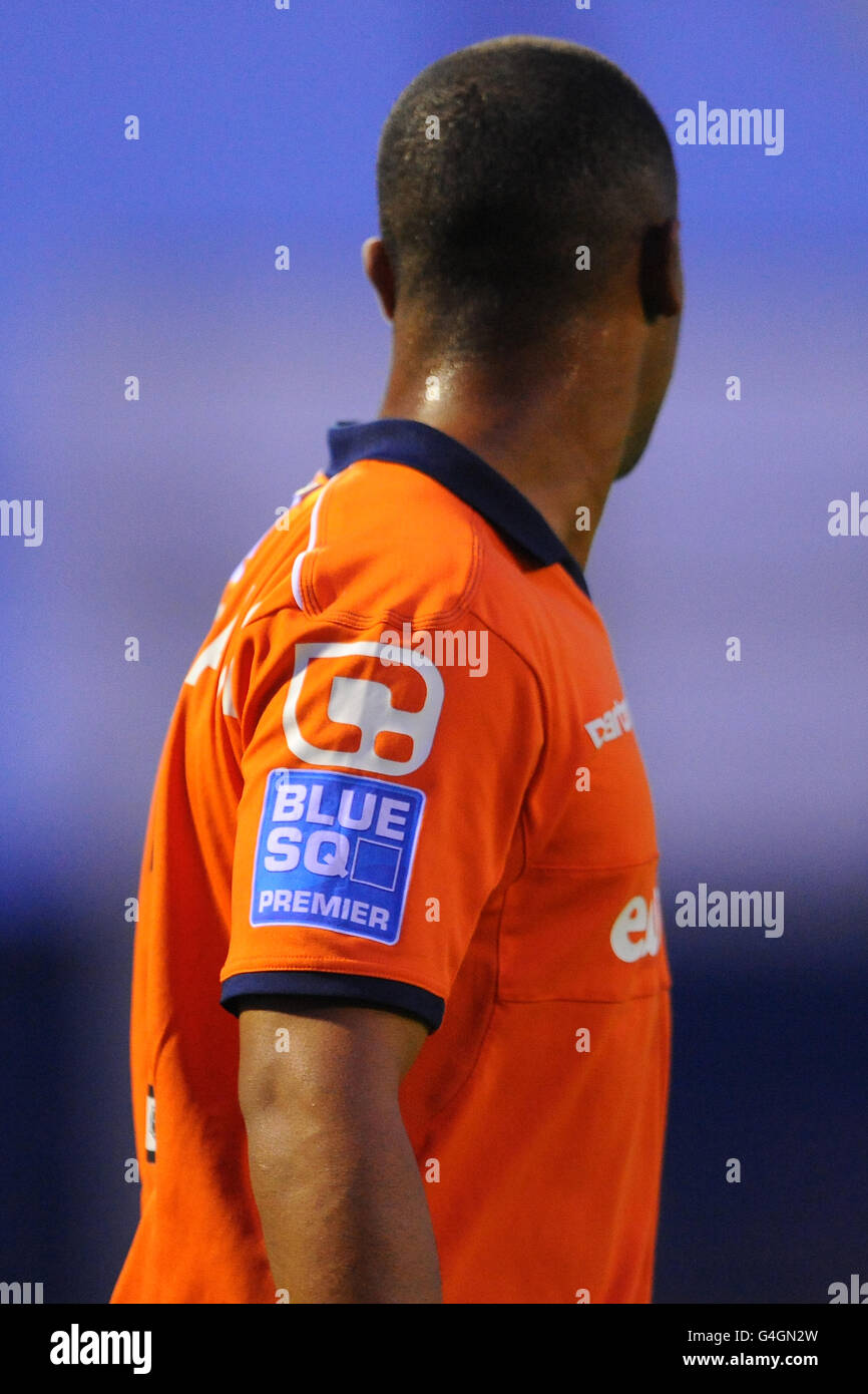 Blaues quadrat premier logo auf dem luton town shirt -Fotos und ...