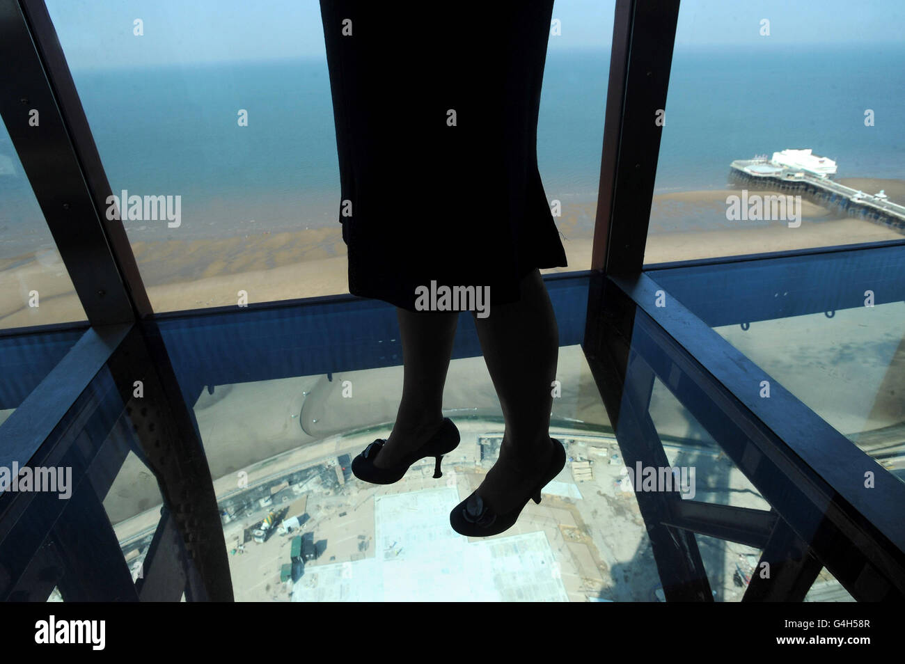 Probiert neuen skywalk top renovierten blackpool tower in blackpool aus ...