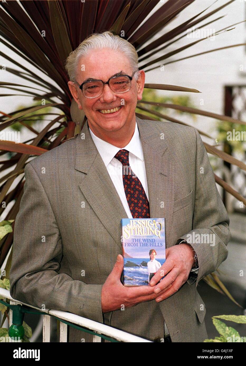 Hugh C Rae (alias Jessica Stirling), einer der acht in der engeren ...