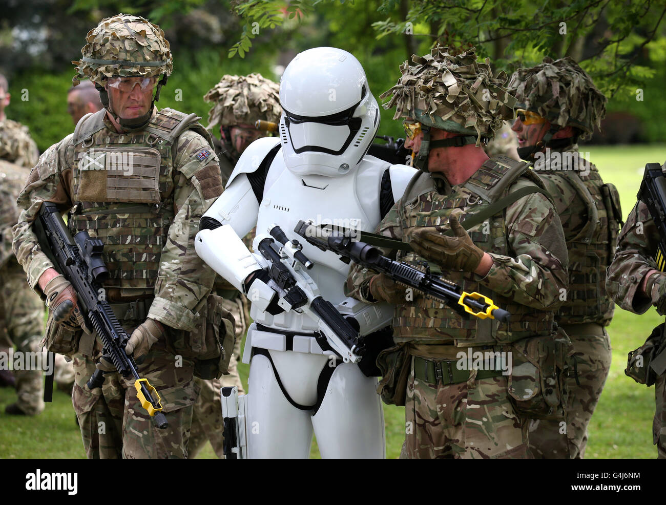 Ein sturmtruppler bespricht waffen -Fotos und -Bildmaterial in hoher ...