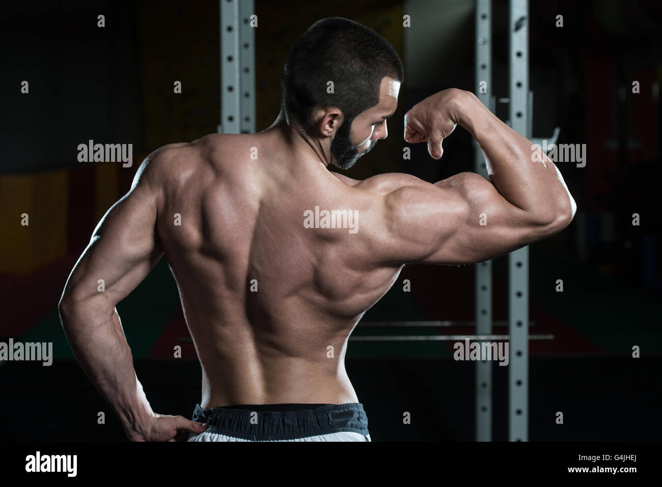 Bodybuilder performing muscular pose -Fotos und -Bildmaterial in hoher ...