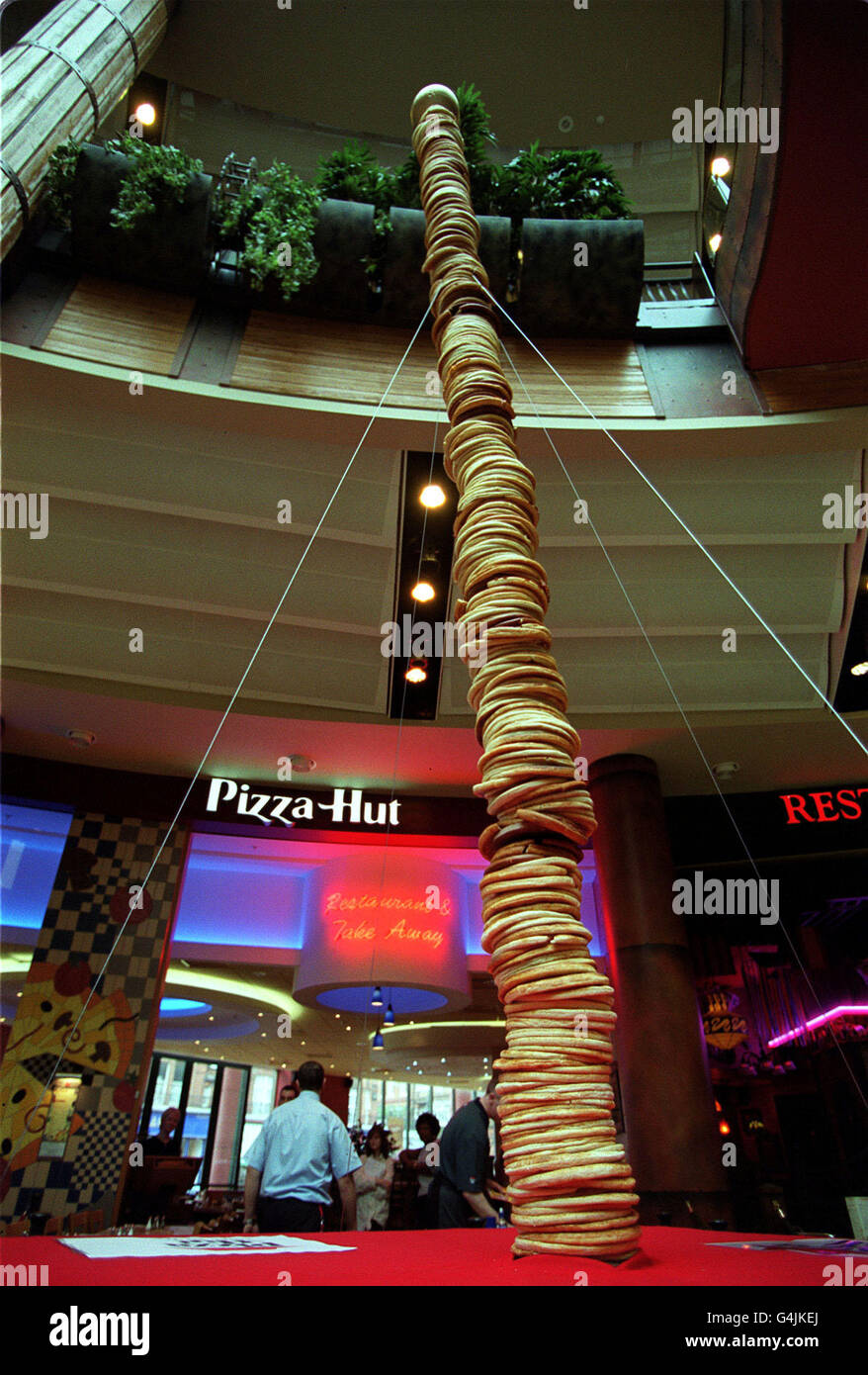 The worlds tallest tower of pizza -Fotos und -Bildmaterial in hoher ...