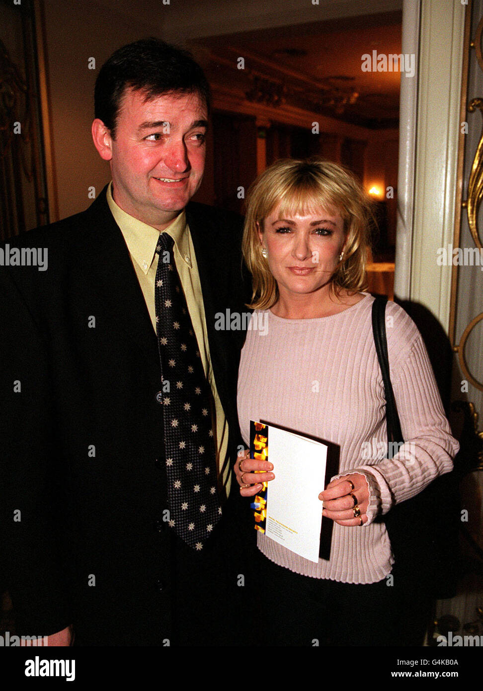 Die Schauspieler Caroline Aherne und Craig Cash, die als Mutter und ...