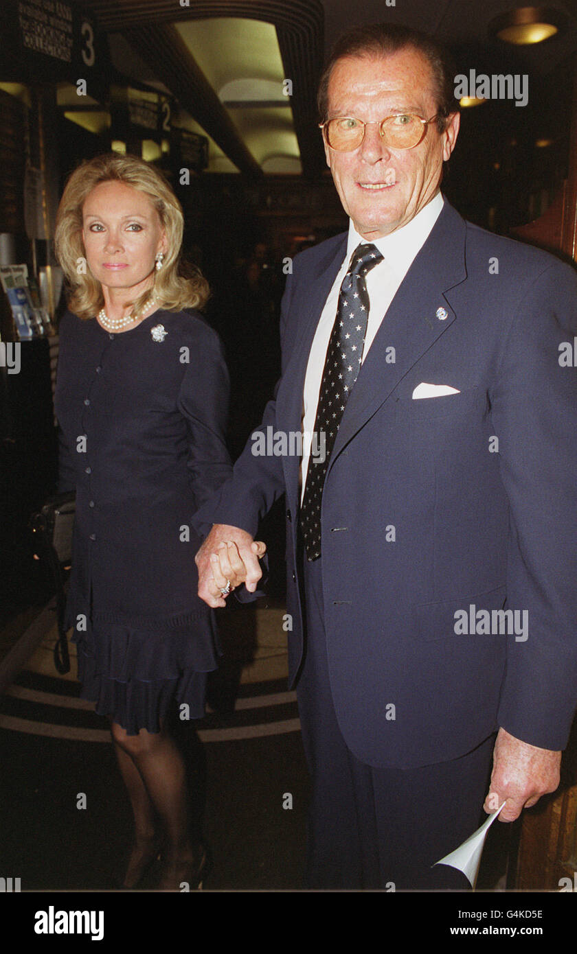 Ehemalige james bond stars roger moore -Fotos und -Bildmaterial in ...