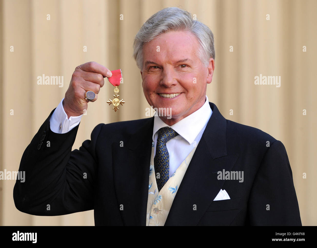 Jess conrad obe -Fotos und -Bildmaterial in hoher Auflösung – Alamy