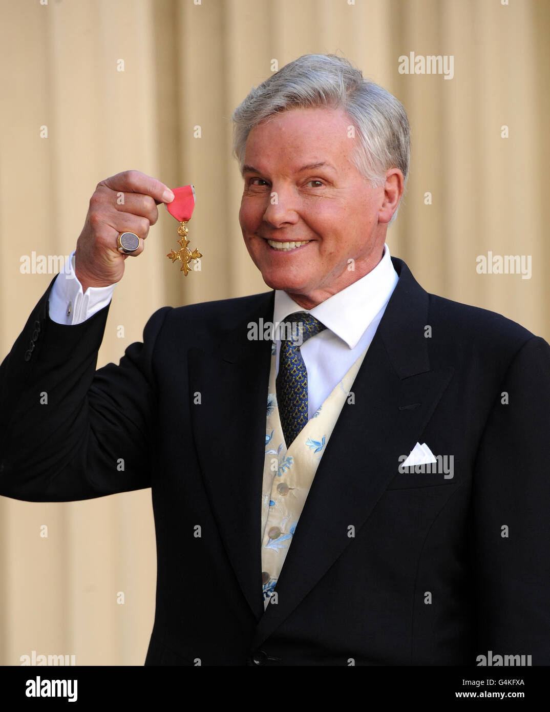 Jess conrad obe -Fotos und -Bildmaterial in hoher Auflösung – Alamy