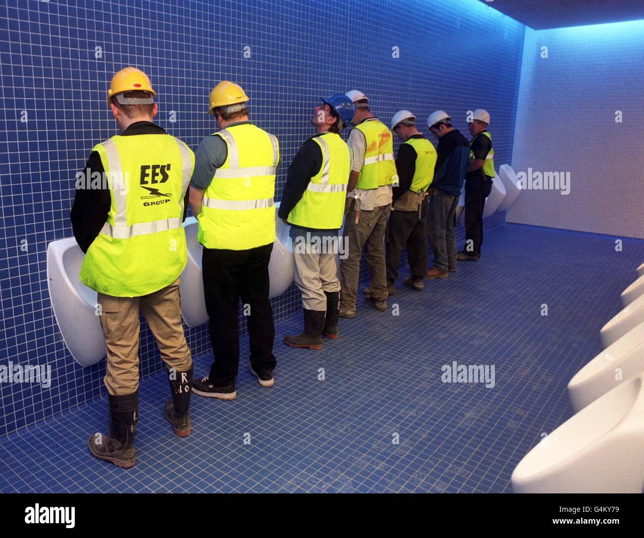 Bauunternehmer posieren bei einer Fotoaktion im Millennium Dome in ...