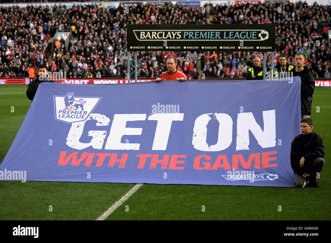 Mach weiter mit dem spielbanner bei anfield -Fotos und -Bildmaterial in ...