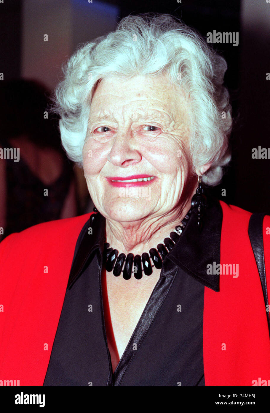 Schauspielerin Elizabeth Bradley, die Maud Grimes in der ITV SOAP ...