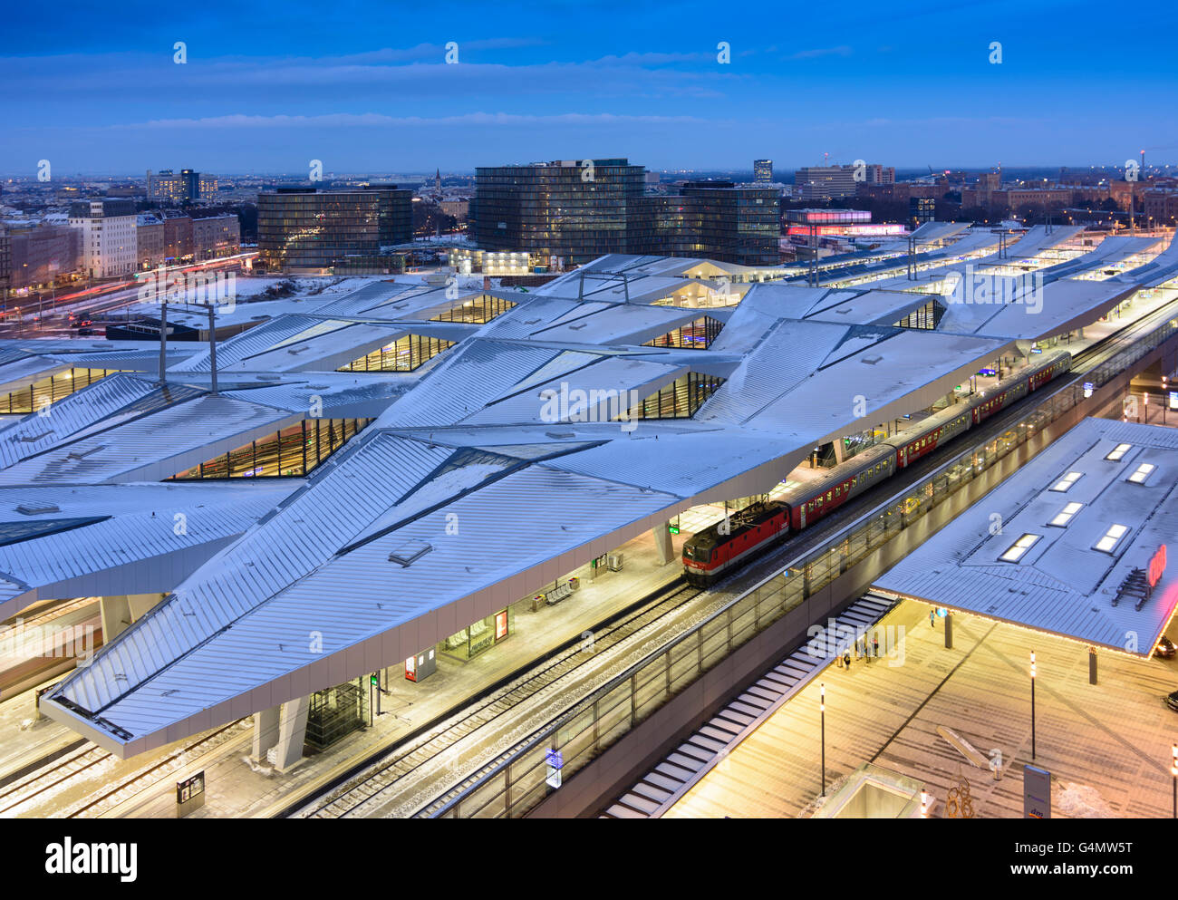 Bahn ÖBB Bahnhof Wien Hauptbahnhof (Hauptbahnhof Wien) in der Nacht und ...