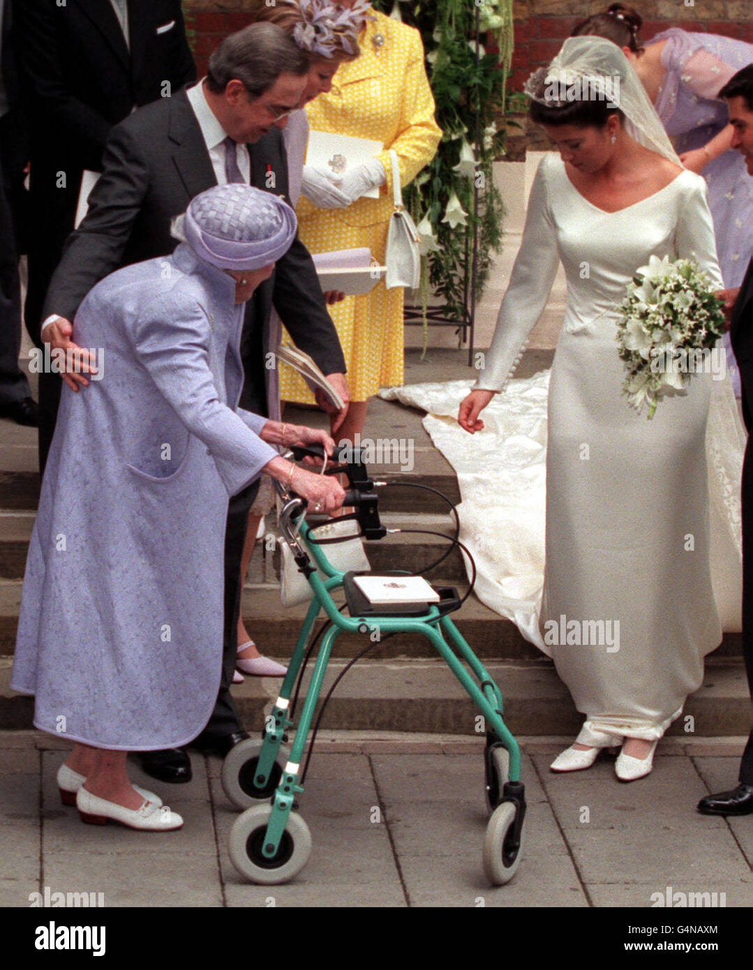Königin Ingrid von Dänemark (links) begrüßt die Braut, Prinzessin ...