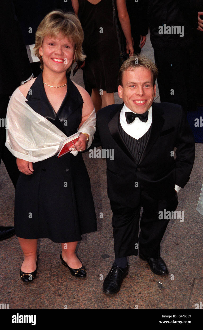 Warwick davis and wife samantha davis -Fotos und -Bildmaterial in hoher ...