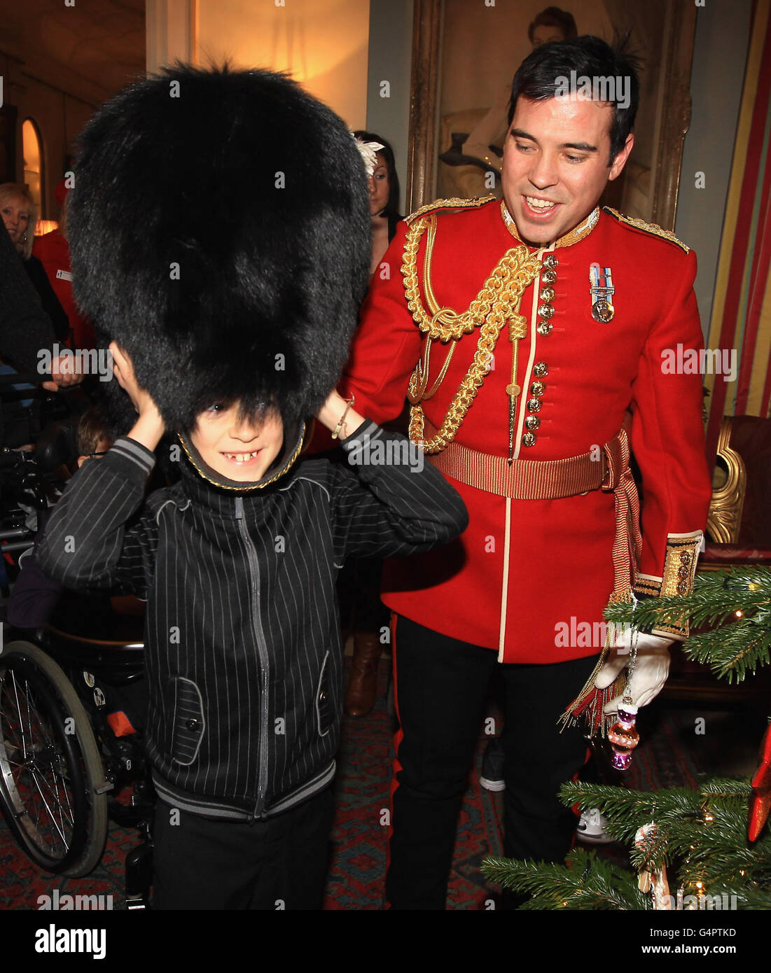 Captain Charles Fraser-Samson (rechts) hilft Kindern aus dem Helen and ...