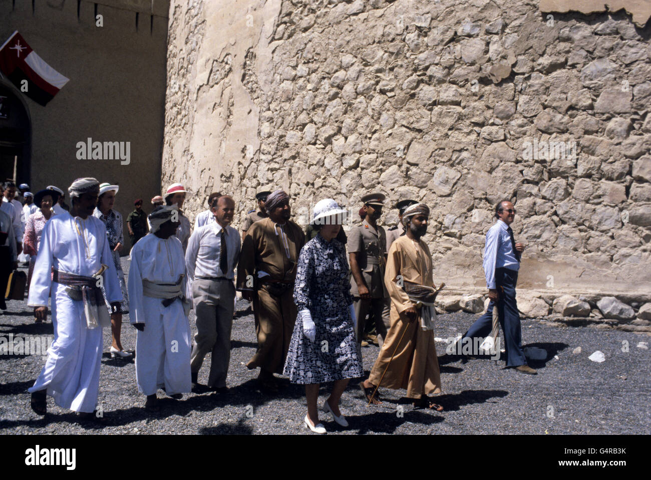 Queen elizabeth ii walking with the sultan of oman -Fotos und ...