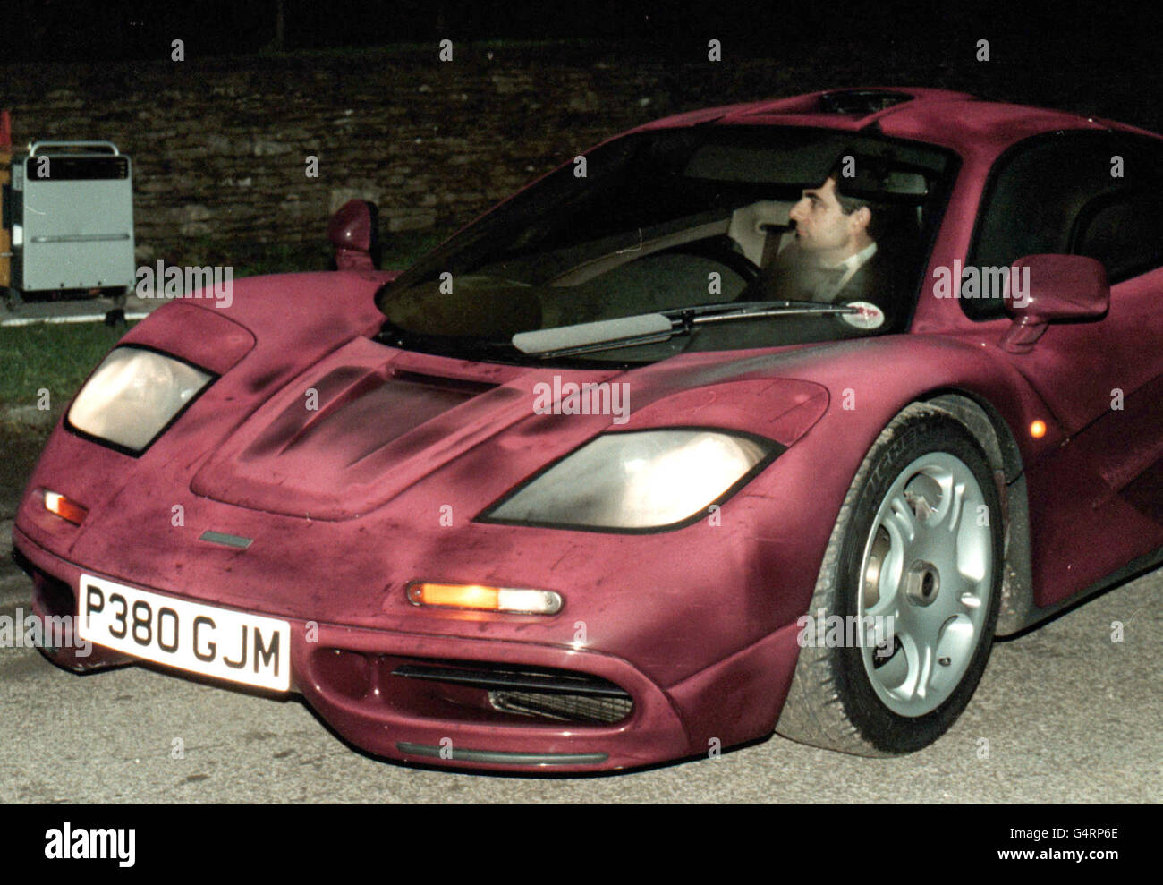 Komiker Rowan Atkinson am Steuer seines McLaren F1 GTR-Sportwagens, der ...