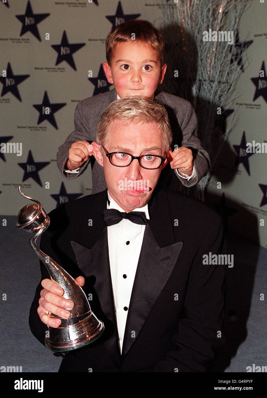 BBC-Kinderschauspieler Scott Chisholm zieht Paul O'Grady, alias Lily ...