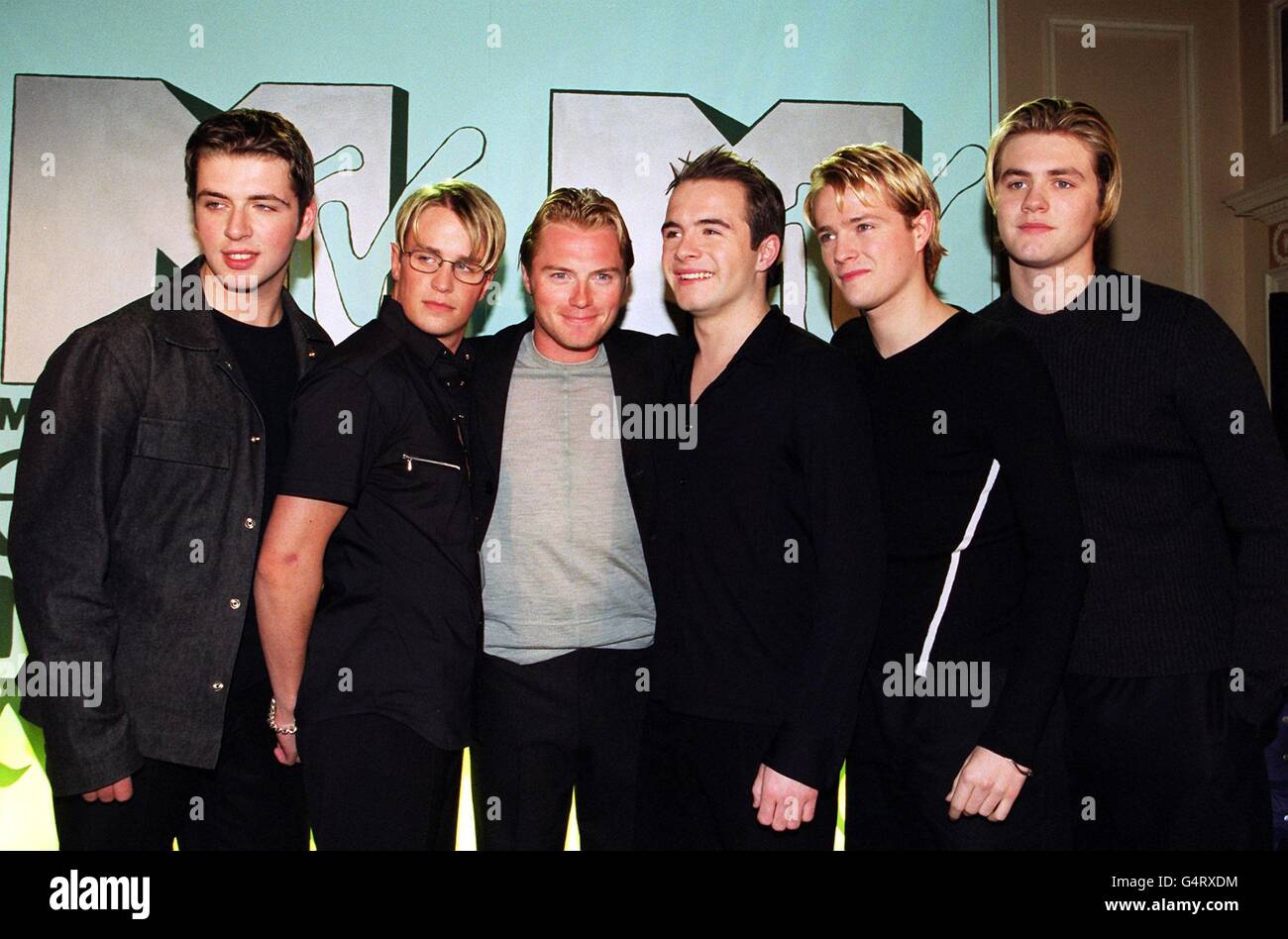 Die Pop-Boy-Band Westlife, mit Ronan Keating (3. Links) von Boyzone, trifft bei der ...